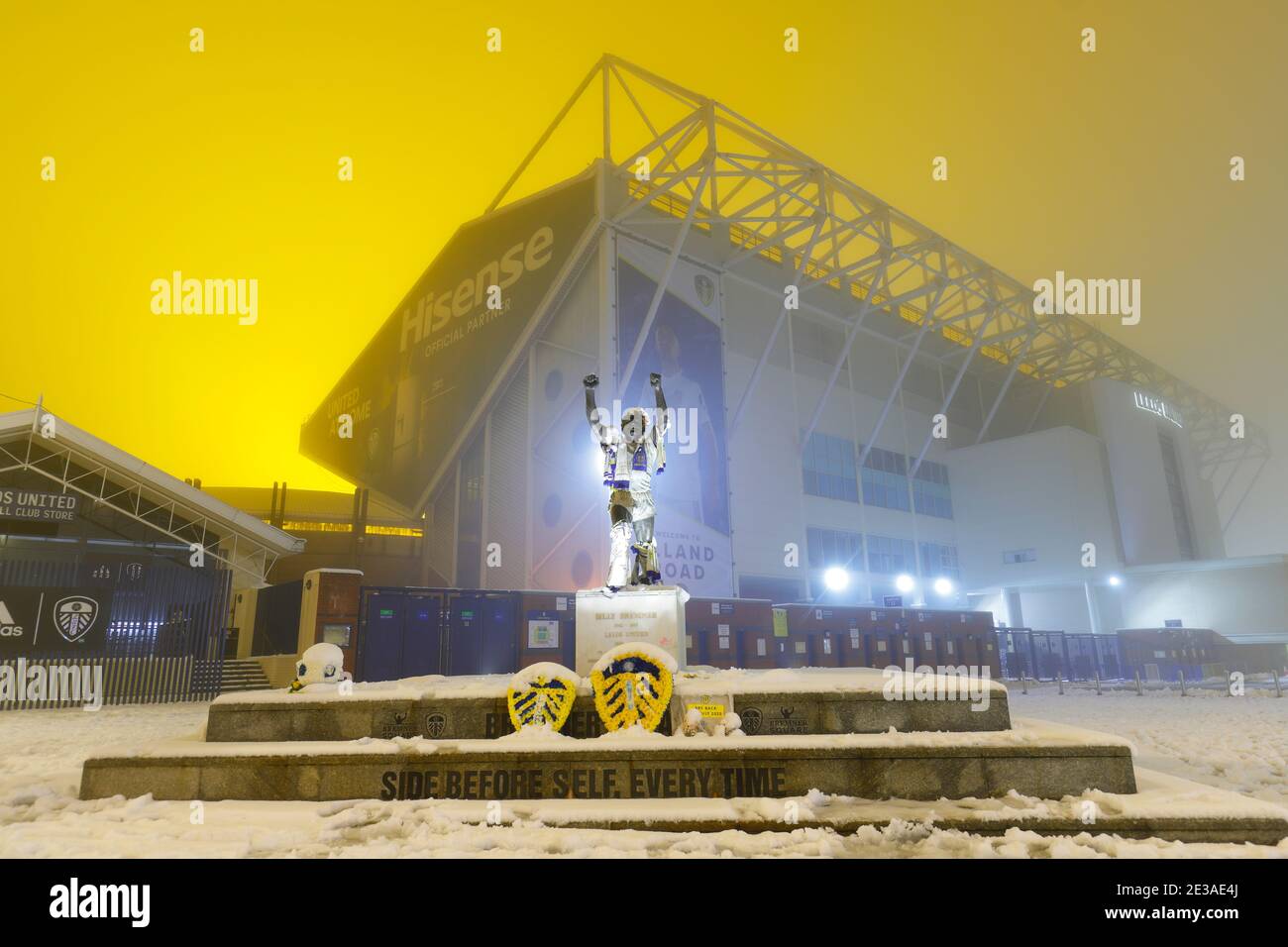 Billy bremner statue outside leeds united football ground hi-res stock ...