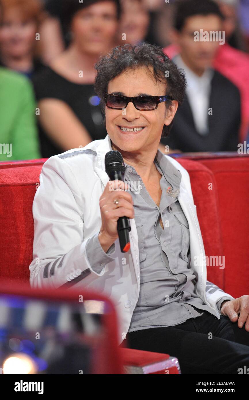 Elli Robert Fitoussi aka F.R. David lors de l'enregistrement de l'emission Vivement Dimanche a ...