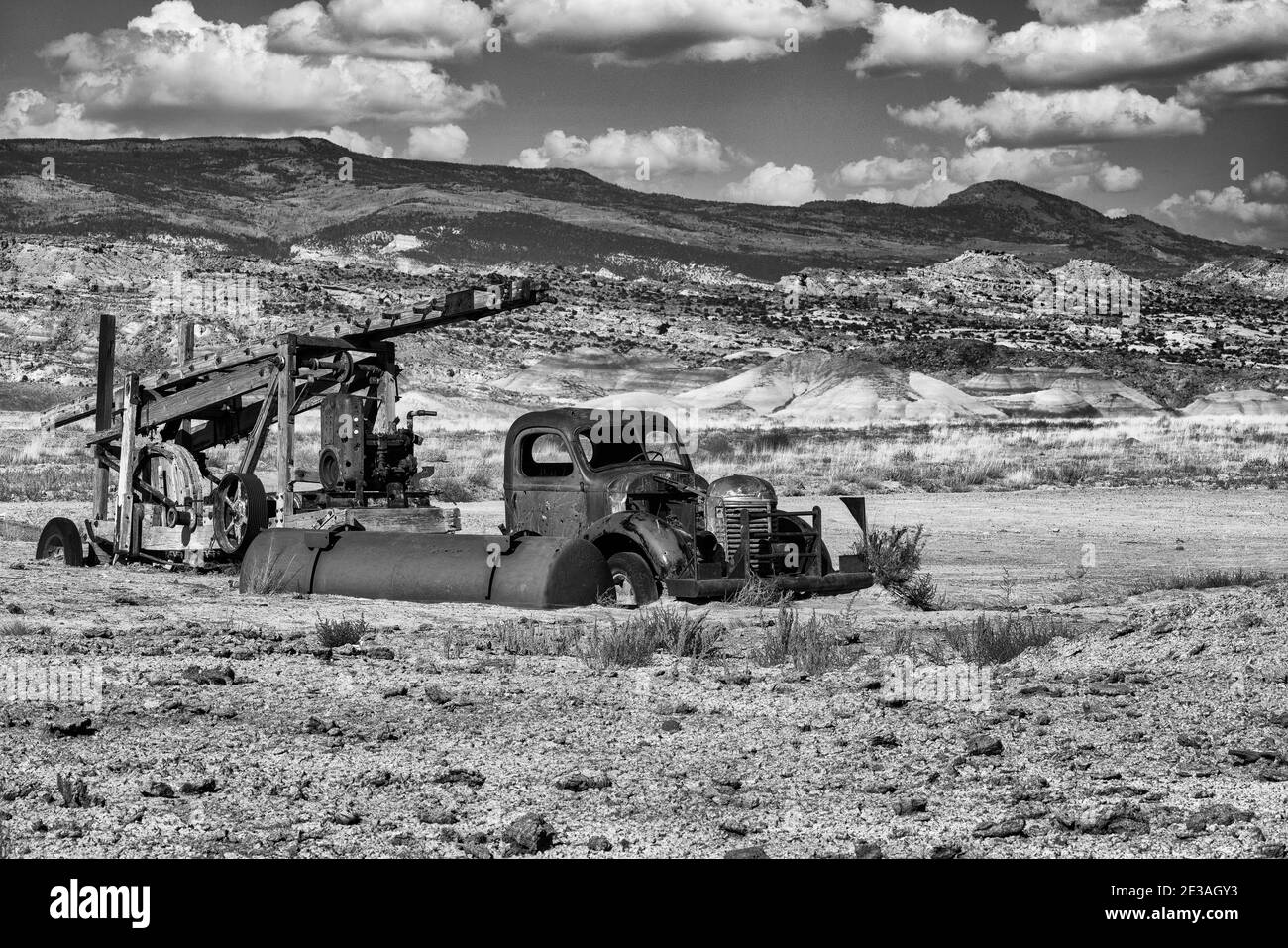 Drilling rig in the desert hi-res stock photography and images - Alamy