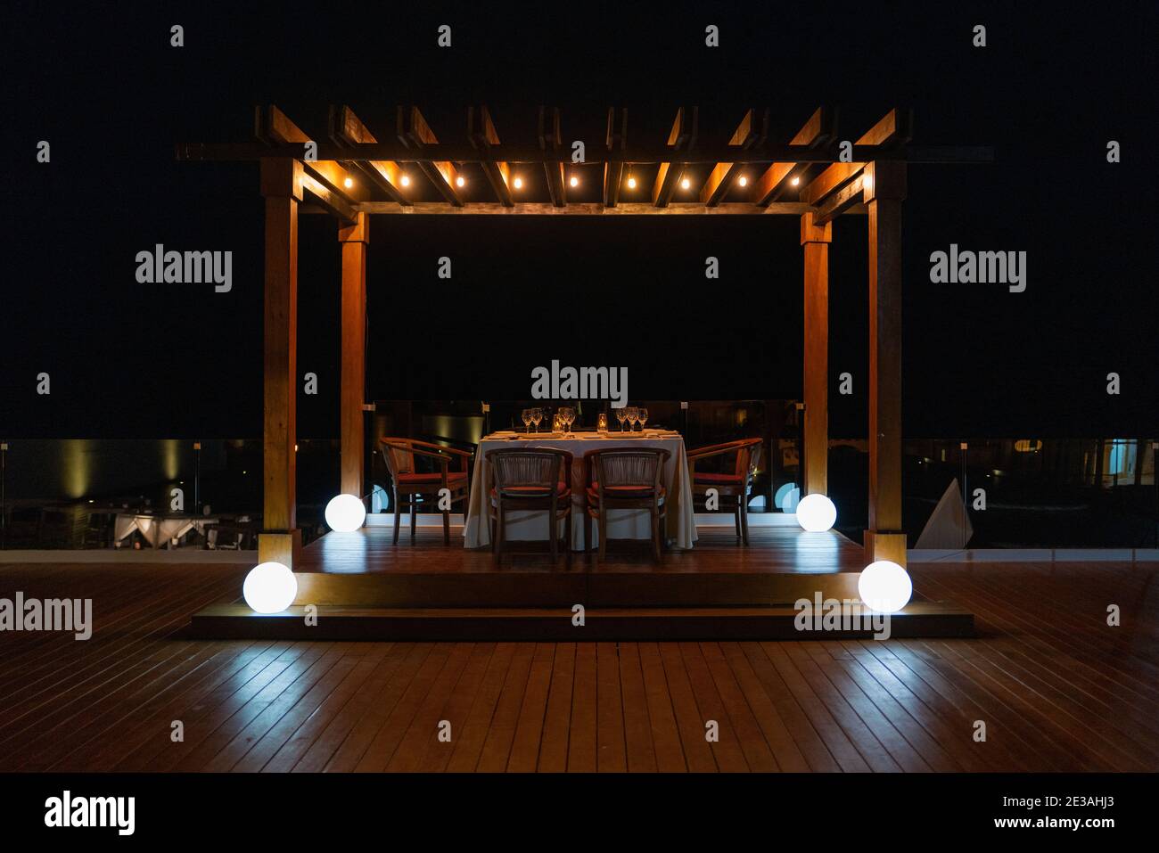 outdoor dinner table and chairs with overhang trellis Stock Photo - Alamy