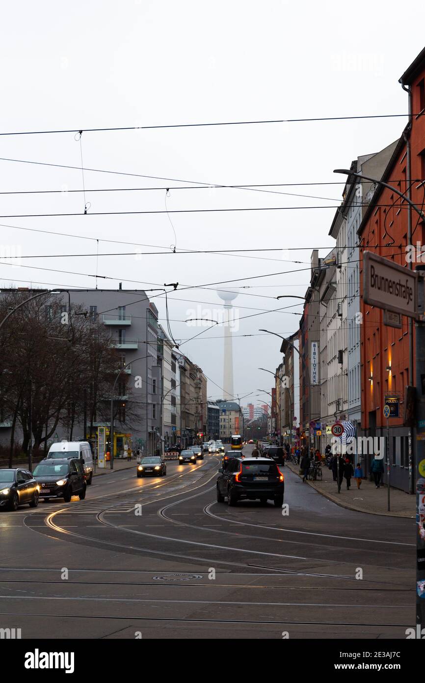 Berlin people crossing walking hi-res stock photography and images - Alamy