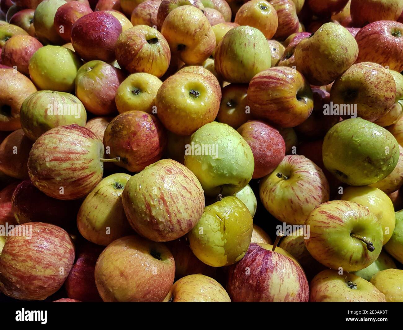 Pile of apples for sale Stock Photo - Alamy