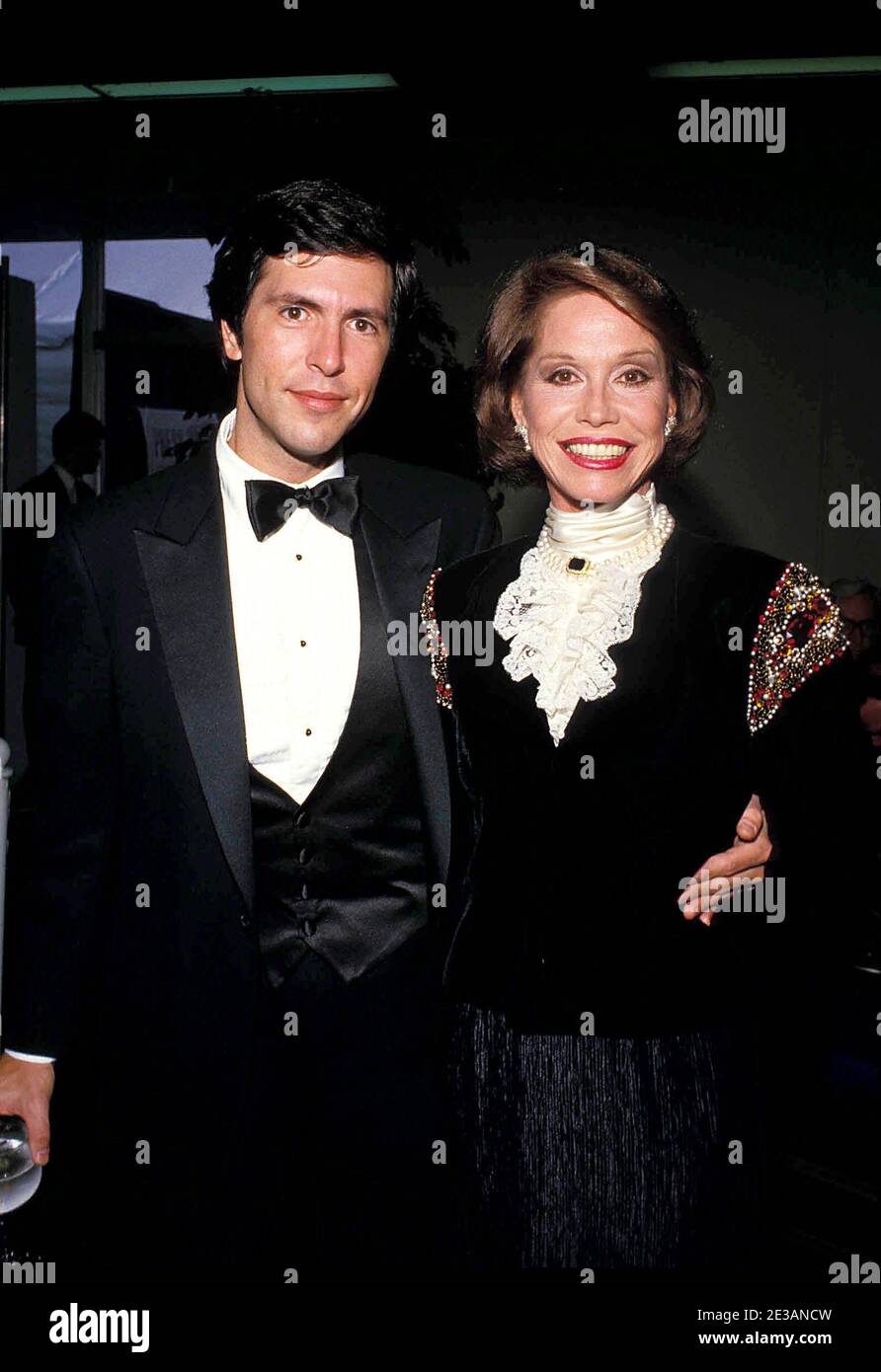 DR ROBERT LEVIN AND MARY TYLER MOORE Credit: Ralph Dominguez/MediaPunch ...