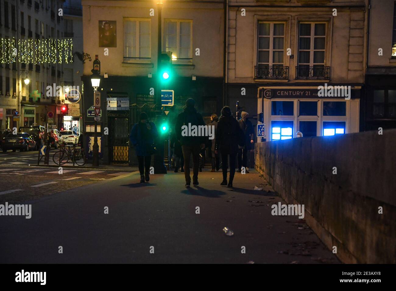 People rush back home as the French capital enters its 2nd day of 6pm ...