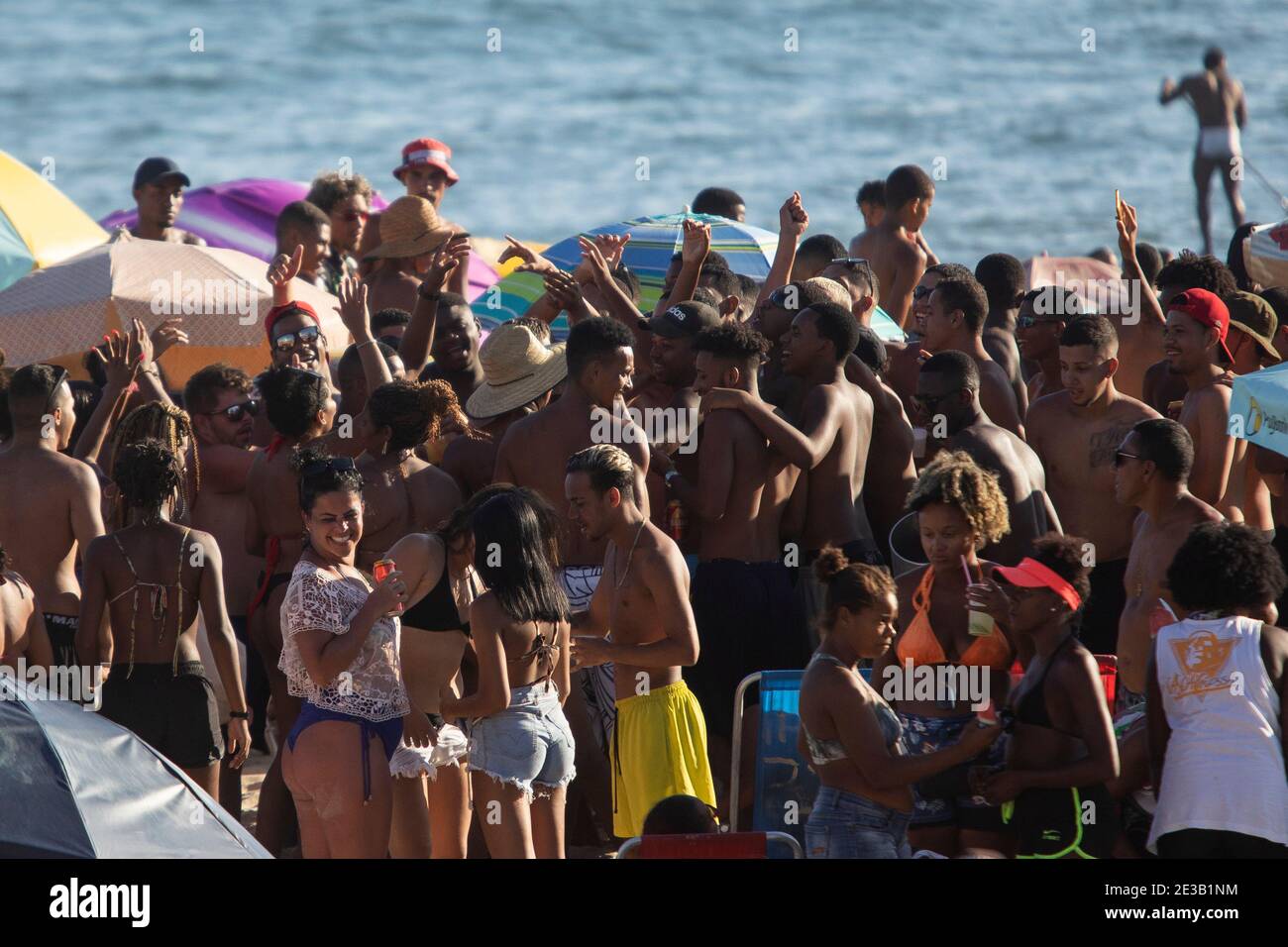 Rio De Janeiro, Brazil. 17th Jan, 2021. Beachgoers crowd Ipanema Beach ...