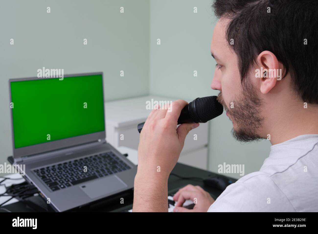 Blogger influencer green screen hi-res stock photography and images - Alamy