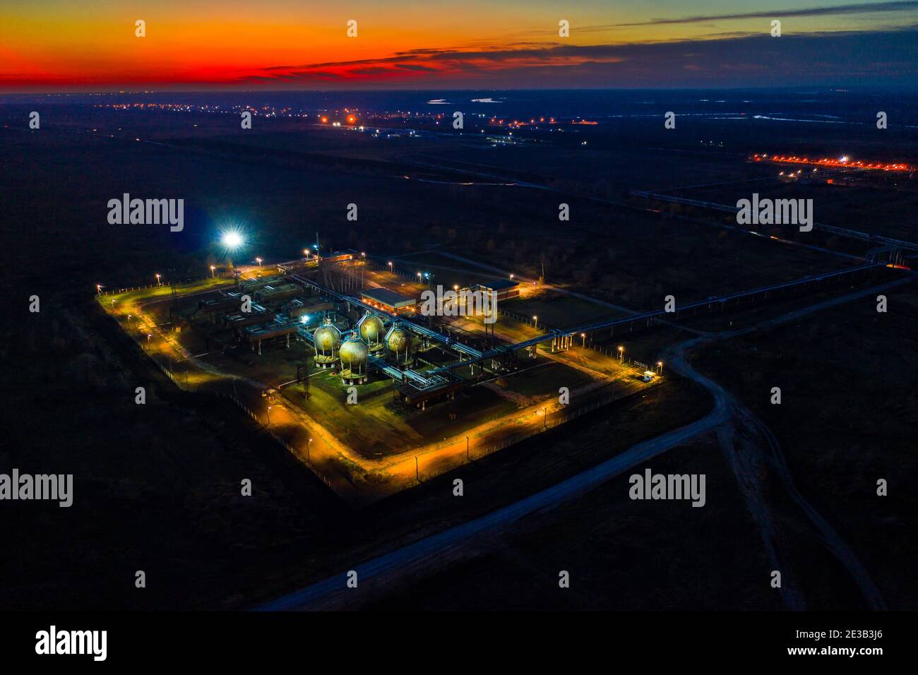 Small oil refinery hi-res stock photography and images - Alamy