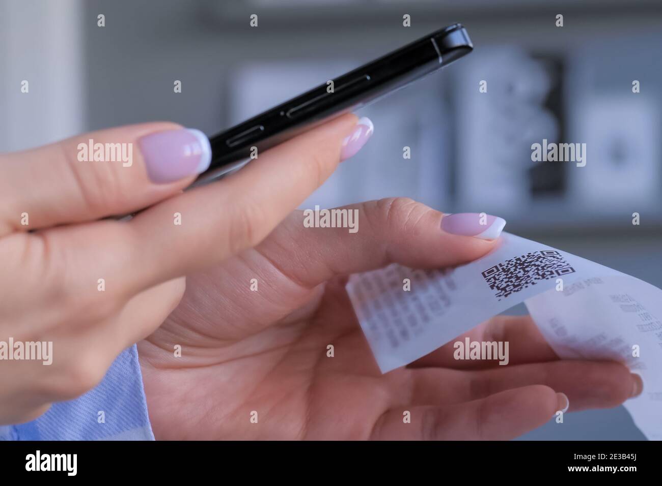 Qr scan symbol hi-res stock photography and images - Alamy