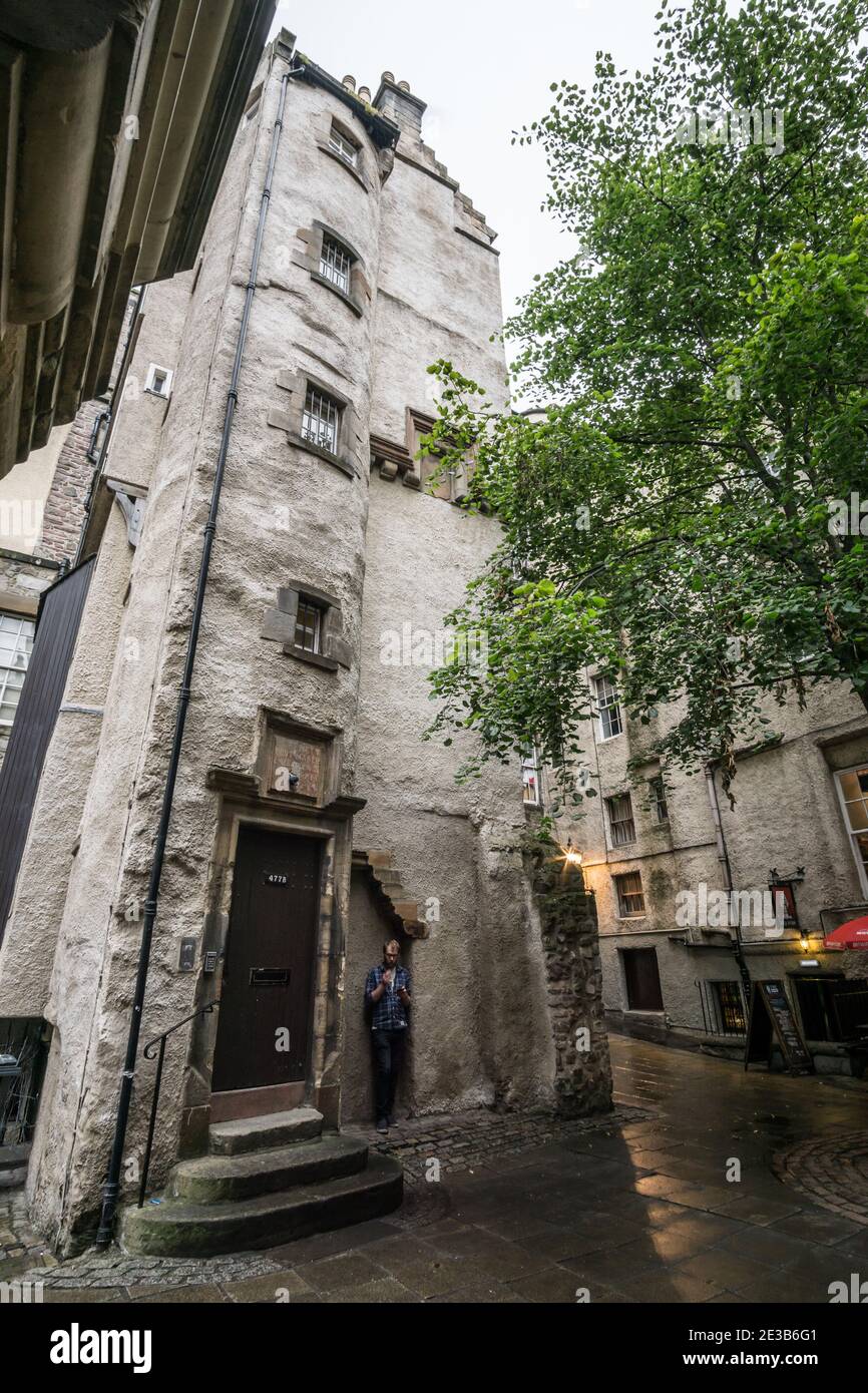 View of the back of James Court in the Old Town in Edinburgh, Scotland ...
