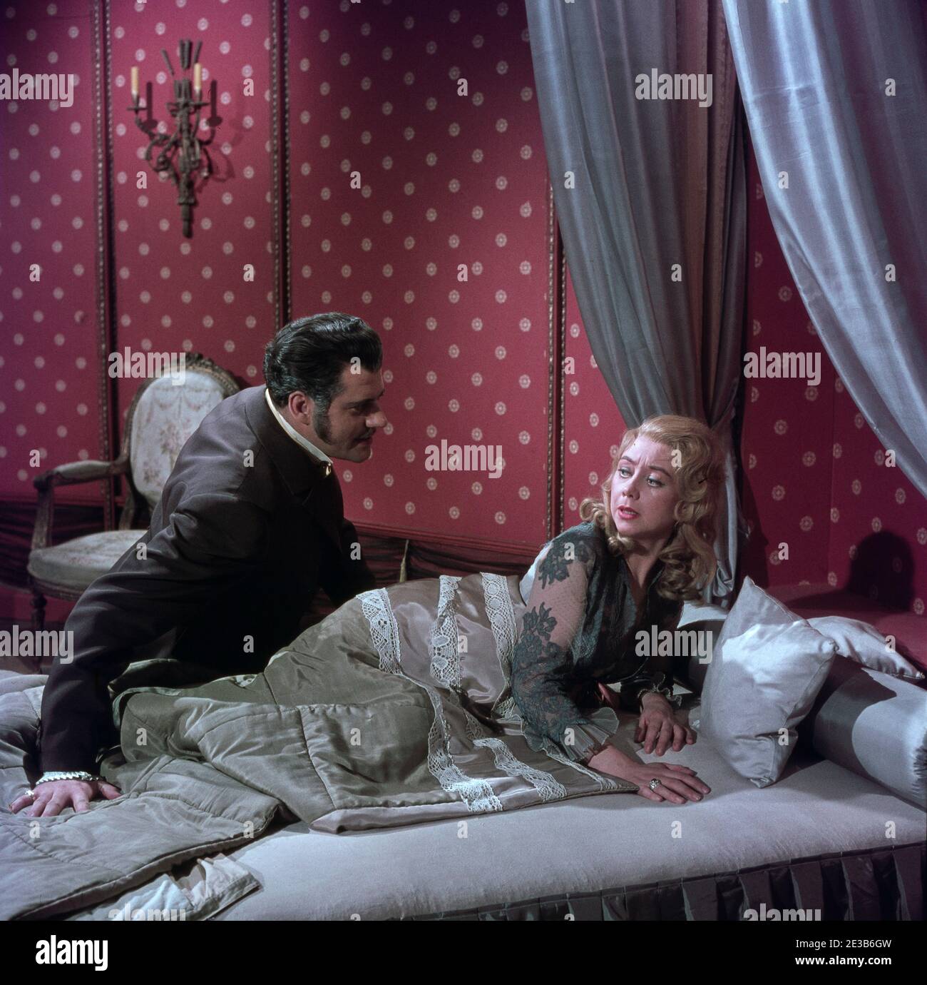 Gisela Knabbe als Gräfin und Willy Nett als Graf in Der Schwur, Regie ...