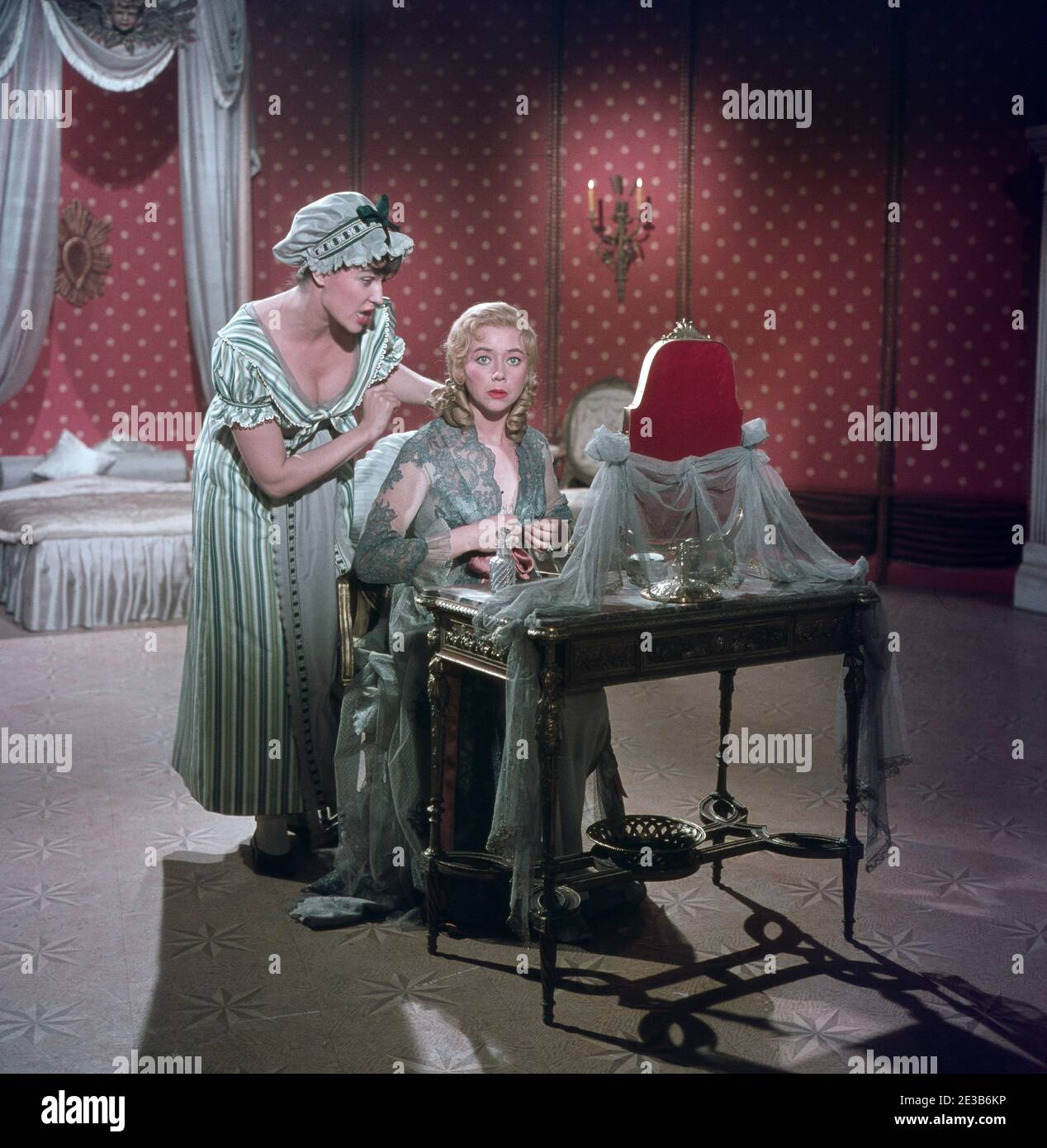 Gisela Knabbe als Gräfin und Ilse Köhler als Rosalie in Der Schwur ...