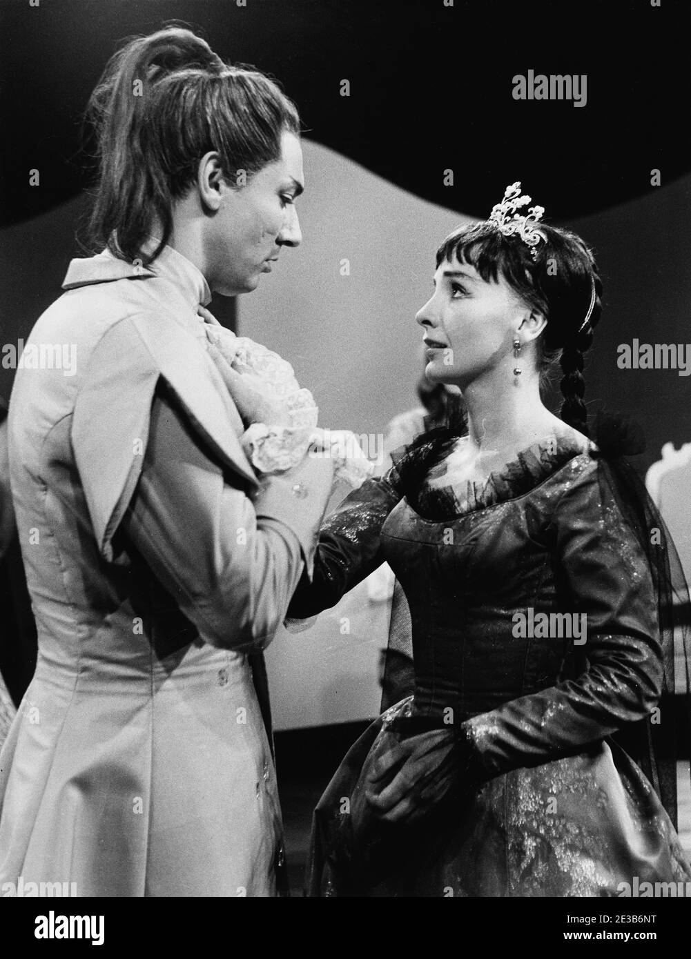 Martin Benrath als Prinz Kalaf von Astrachan und Luitgard Im als ...