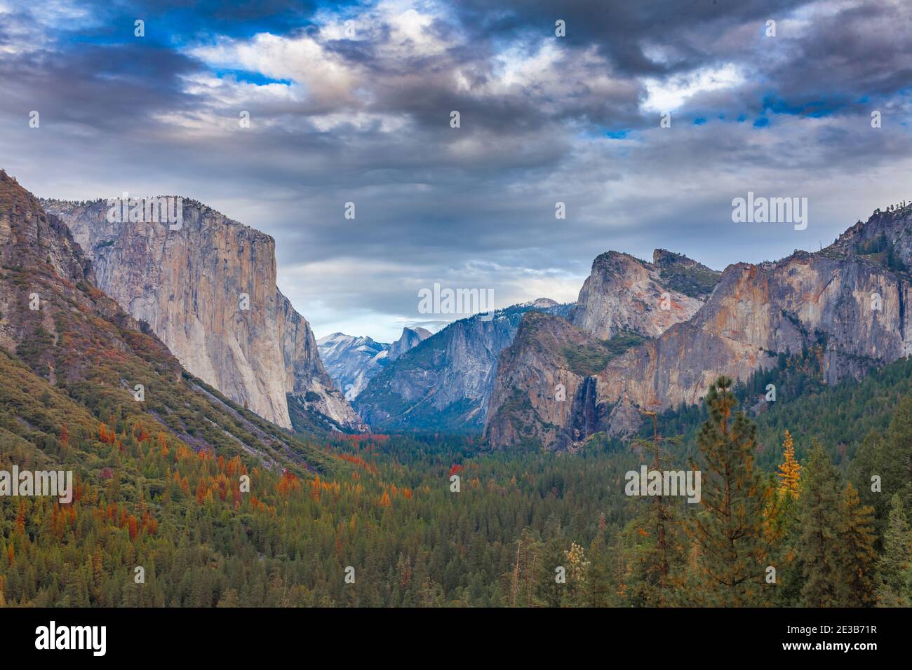 Tunnel view Yosemite in autumn Stock Photo - Alamy