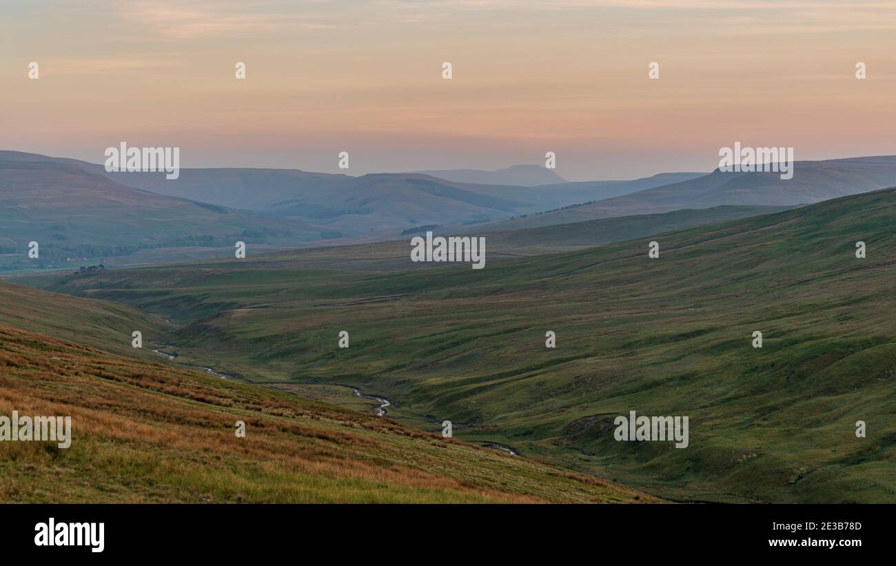 View at the Yorkshire Dales landscape from the Buttertubs Pass (Cliff ...