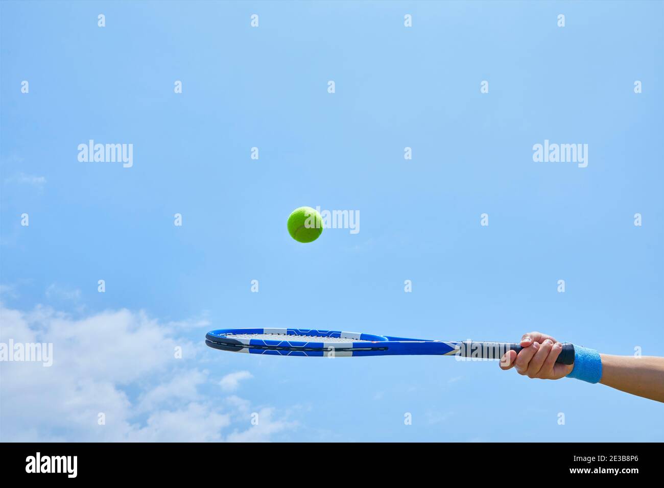 Hand holding tennis racket hi-res stock photography and images - Alamy