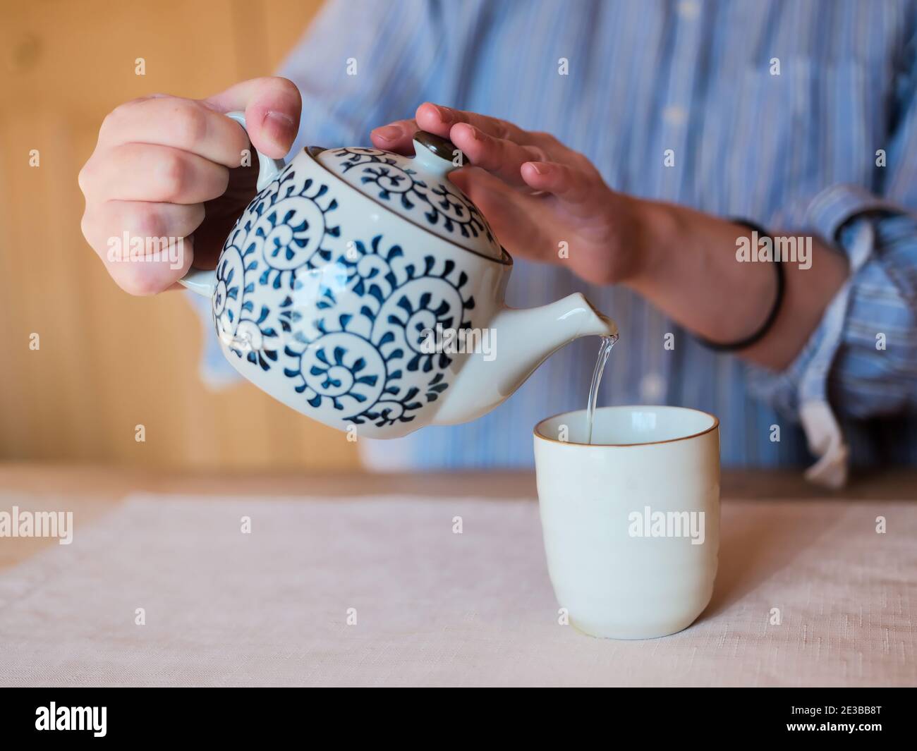 Japanese woman pouring tea hi-res stock photography and images - Alamy
