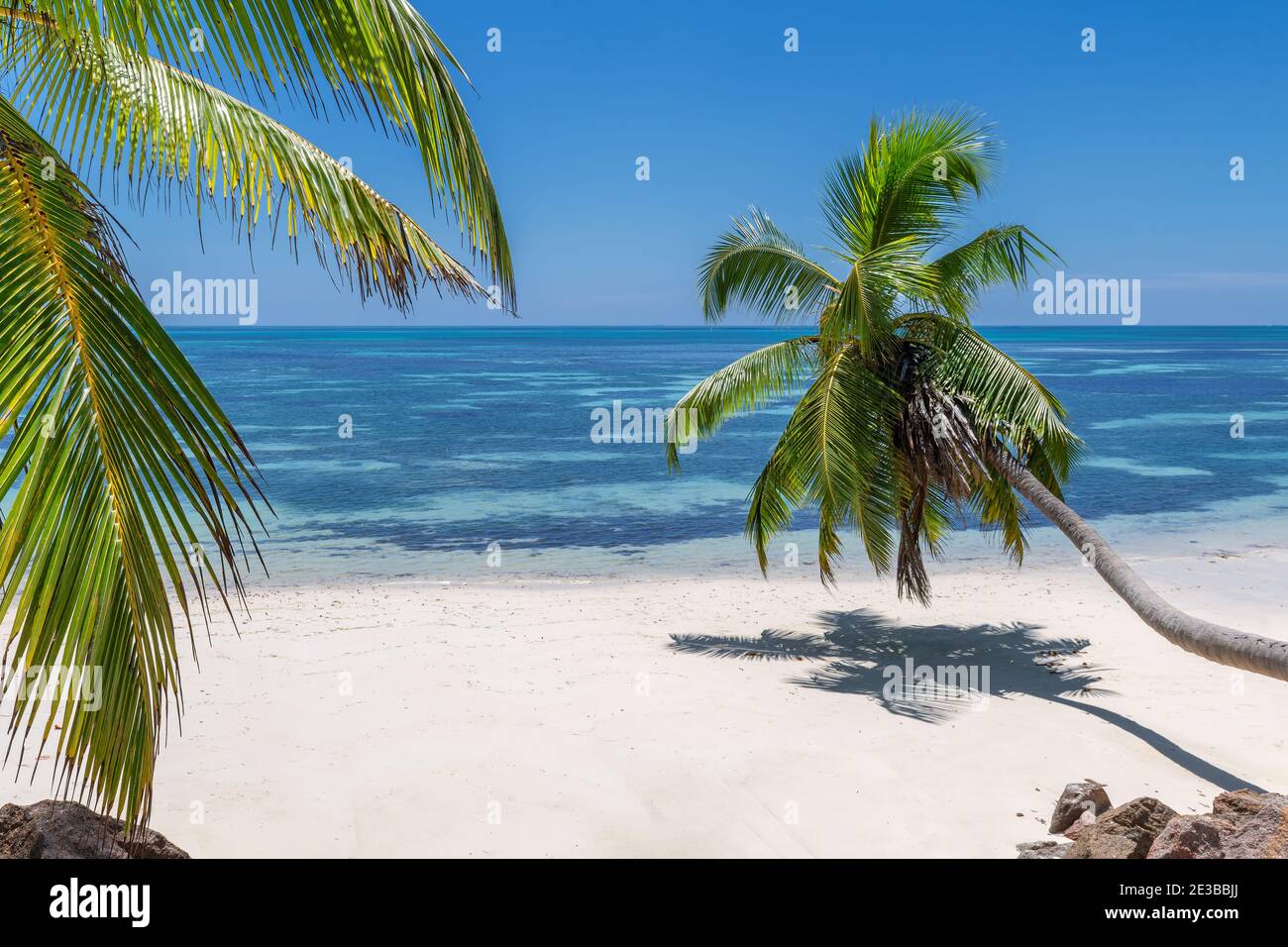Sunny white sand beach hi-res stock photography and images - Alamy