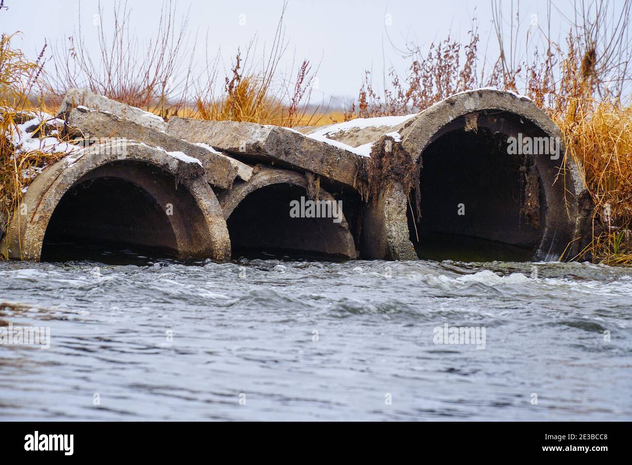 Water flows from industrial dam hi-res stock photography and images - Alamy