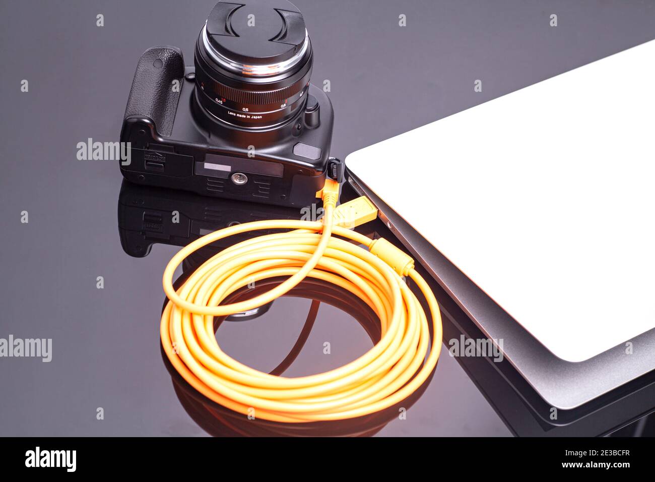 Camera connected to laptop hi-res stock photography and images - Alamy