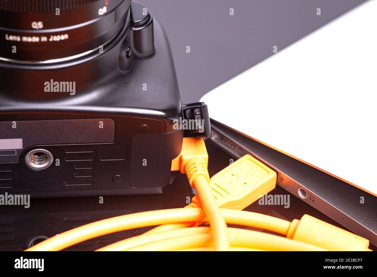 Camera connected to laptop hi-res stock photography and images - Alamy