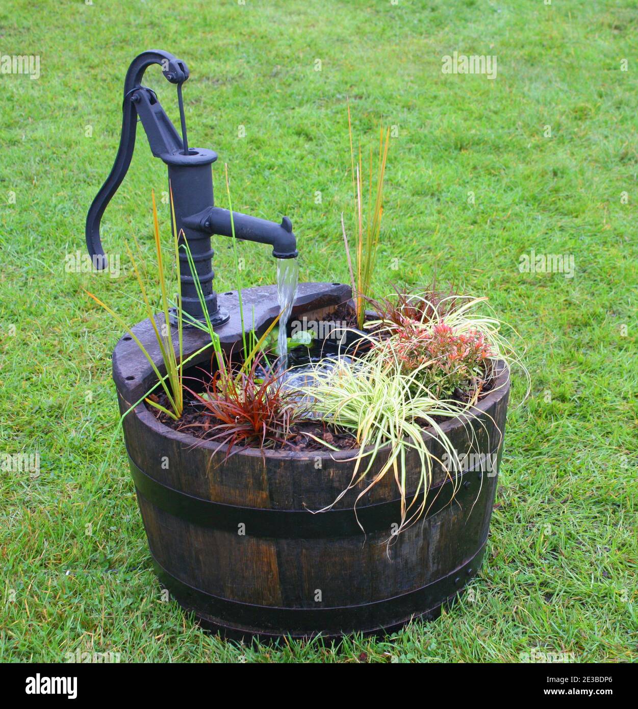 Garden water feature hi-res stock photography and images - Alamy