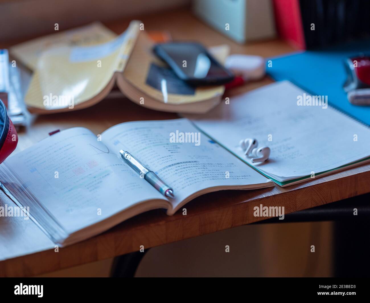 Young person learning japanese hi-res stock photography and images - Alamy