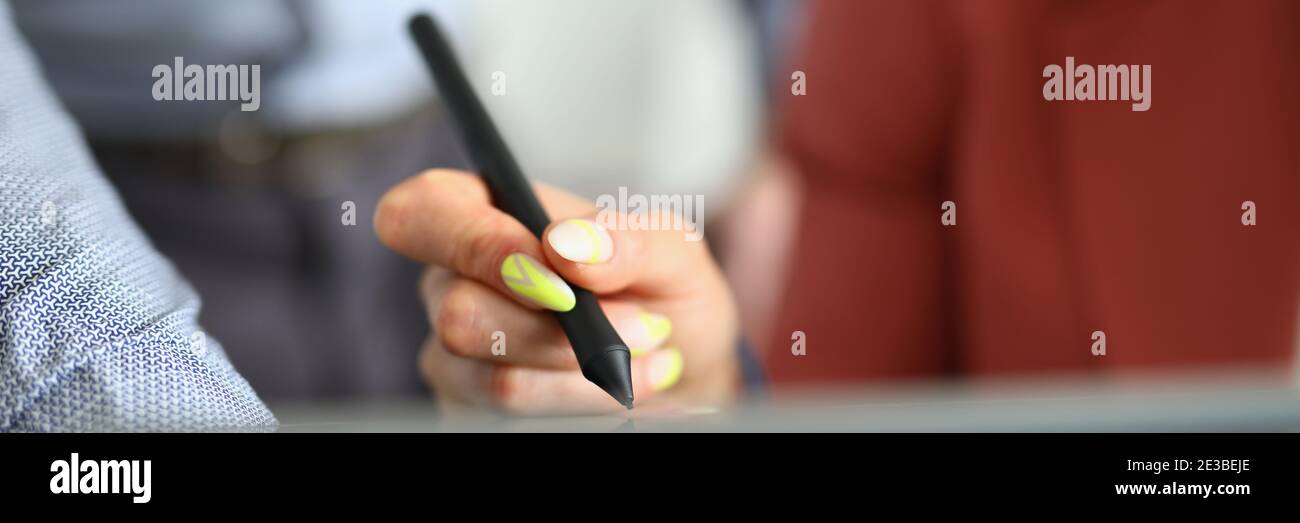 Female hand hold black pen and put electronic signature in tablet Stock ...