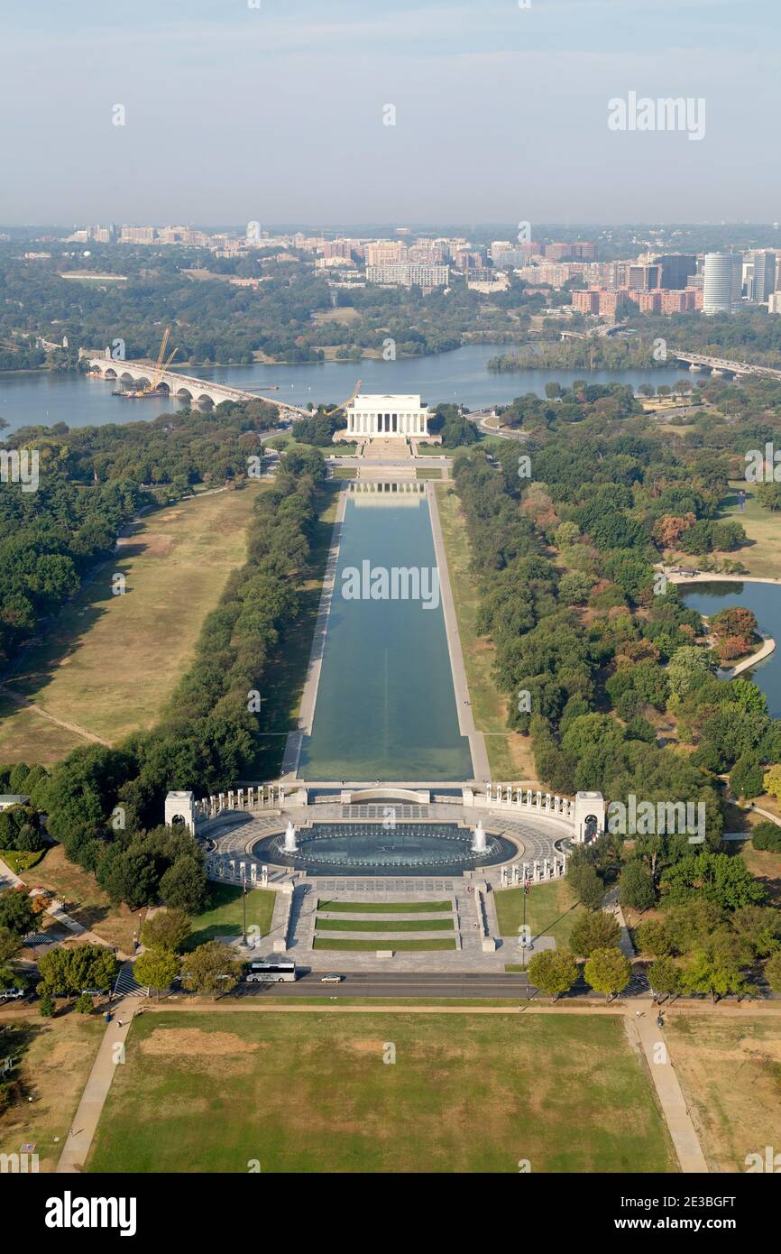 The World War II Memorial and Lincoln Memorial in Washington DC, USA ...