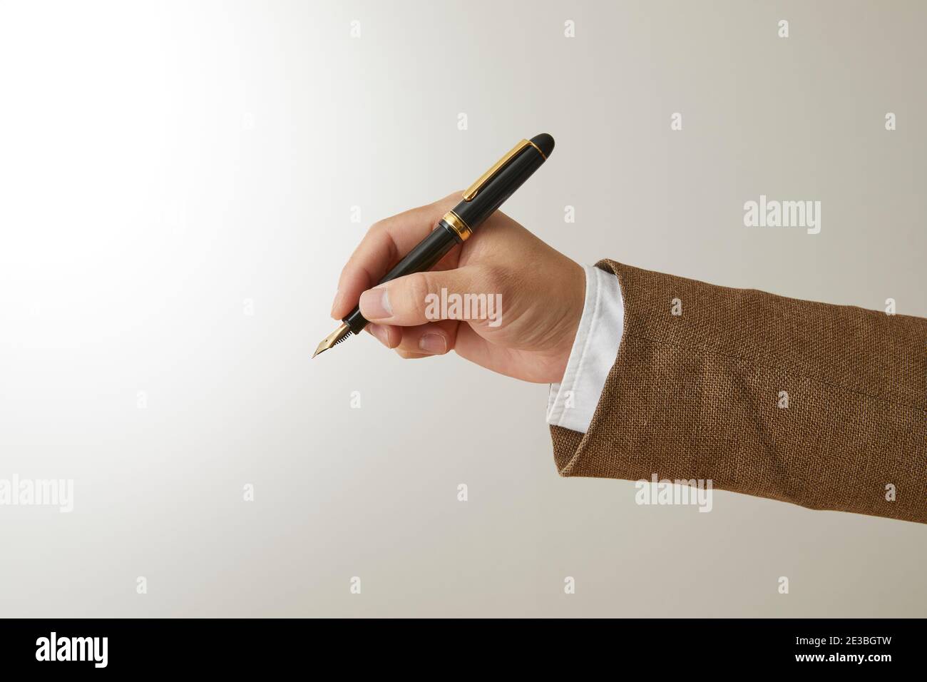 Hand holding pen Stock Photo - Alamy
