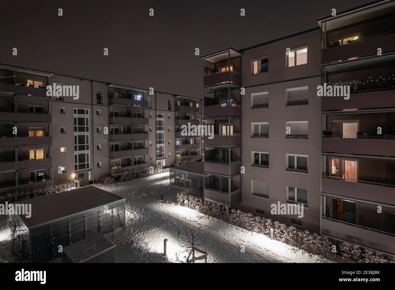 Courtyard at night in winter in a residential district in Munich ...