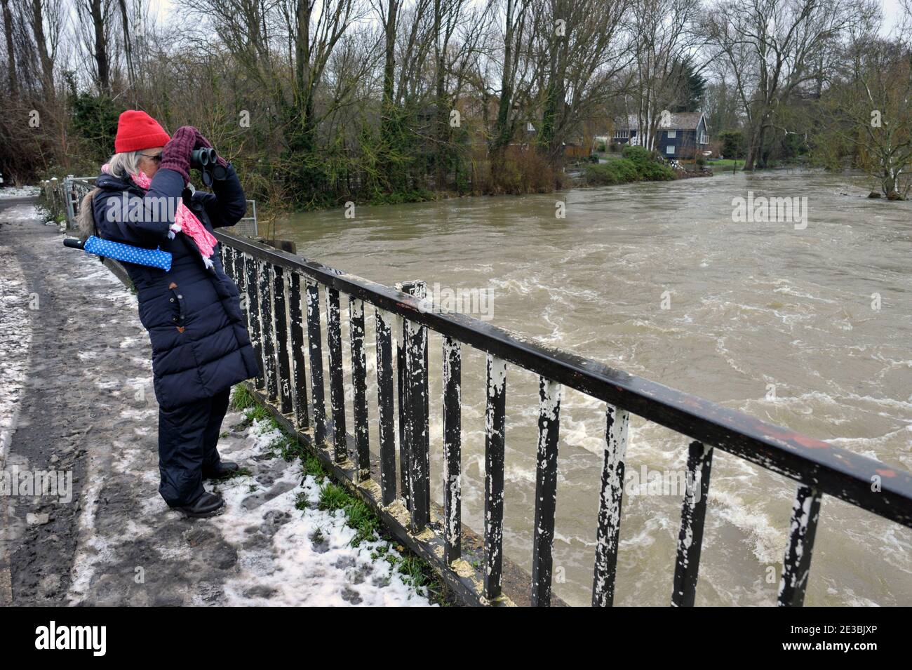 People watching flooding hi-res stock photography and images - Alamy