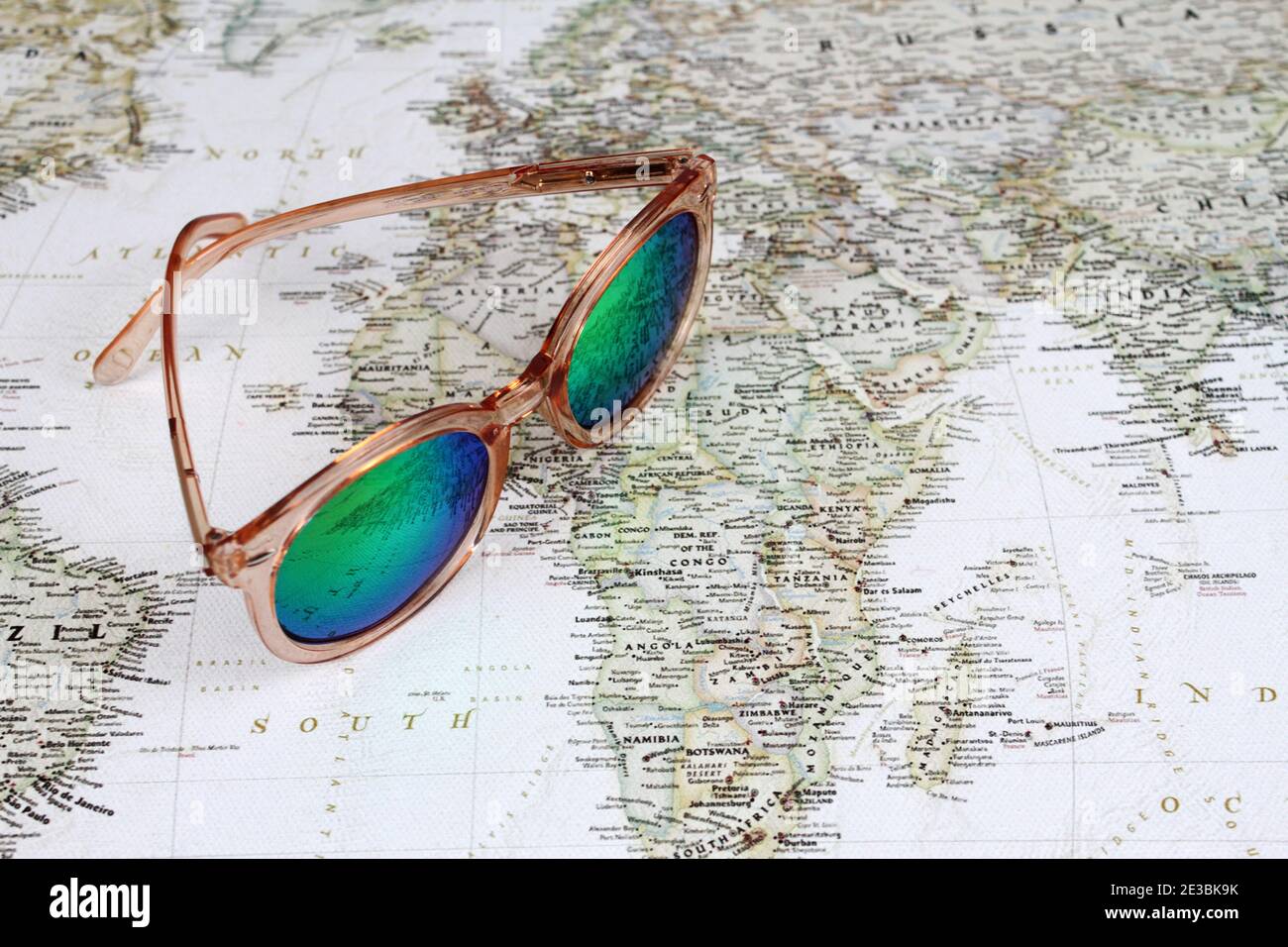 Sunglasses on world map hi-res stock photography and images - Alamy