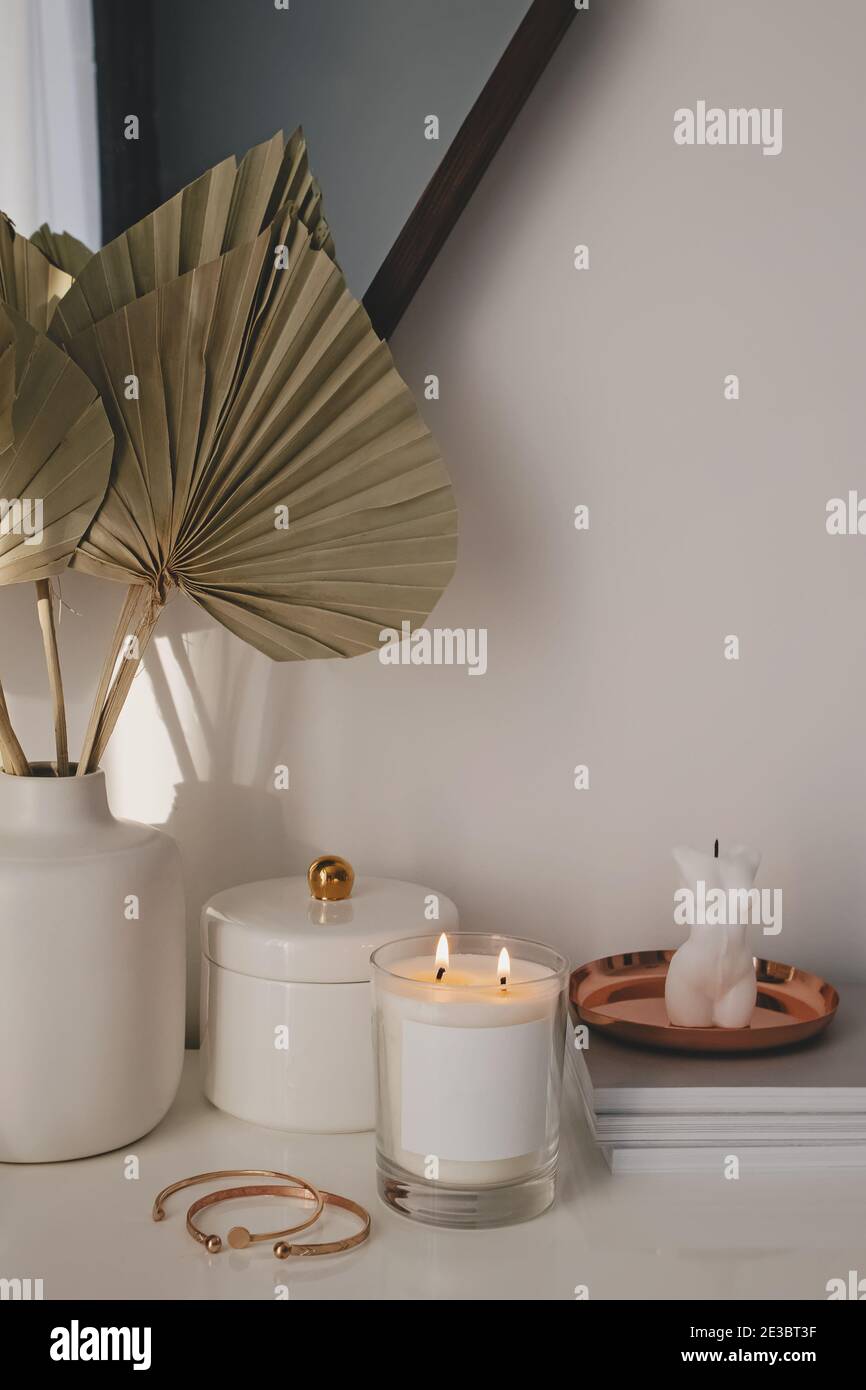 Modern lifestyle hi-res stock photography and images - Alamy