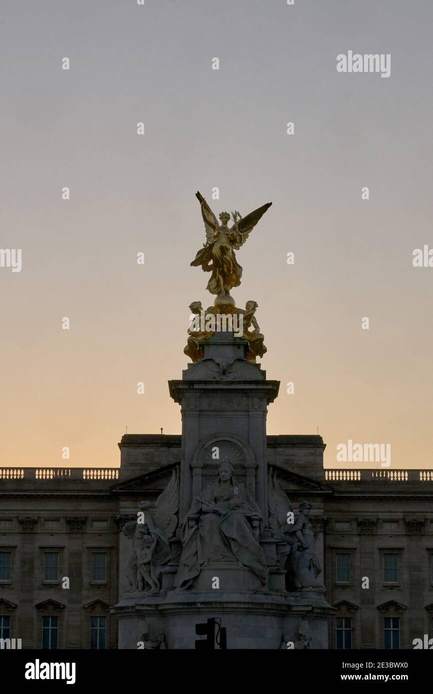 Buckinham palace night hi-res stock photography and images - Alamy