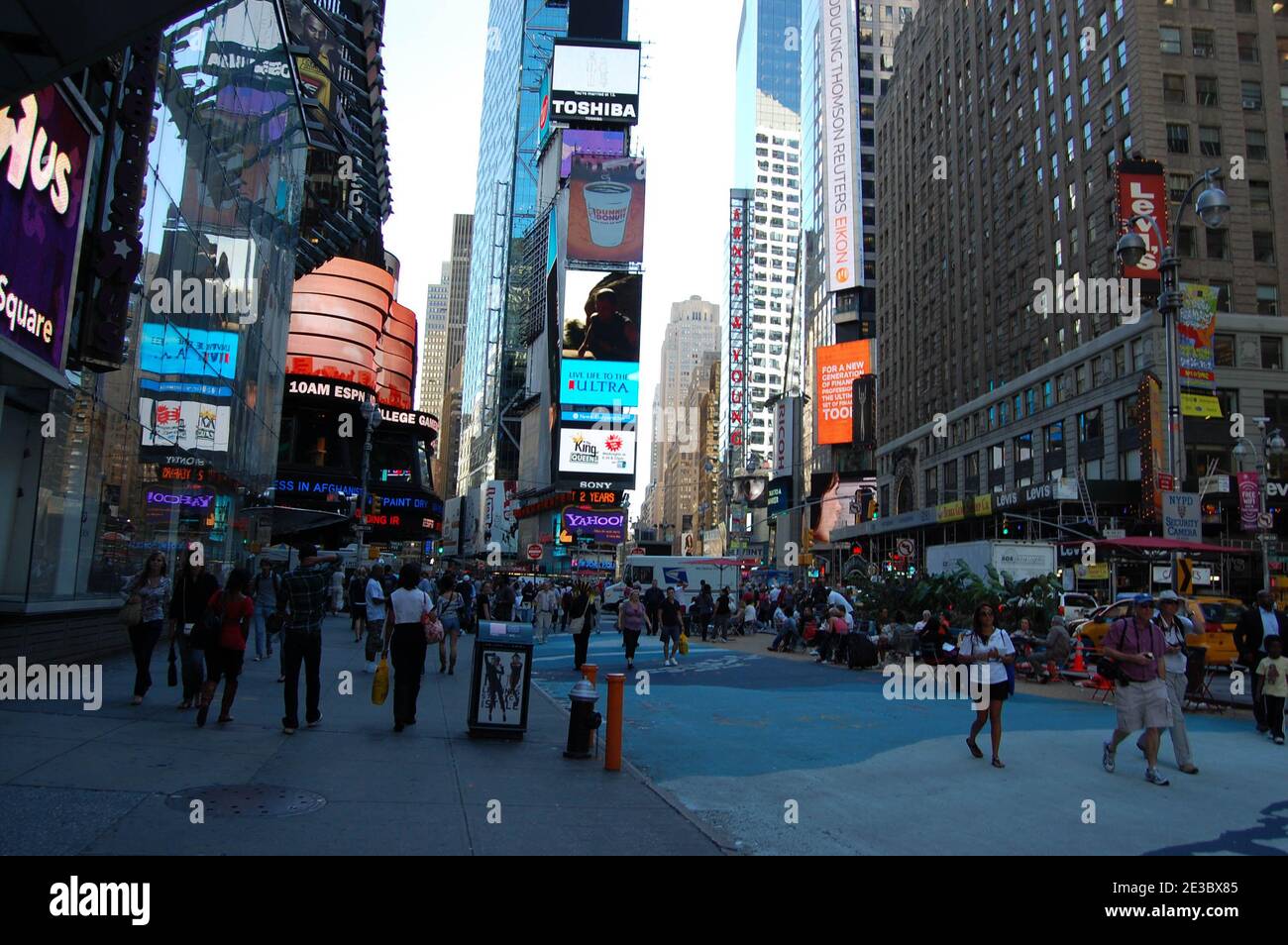 Time Square New York USA Toshiba Levi jeans Levis walking shopping ...