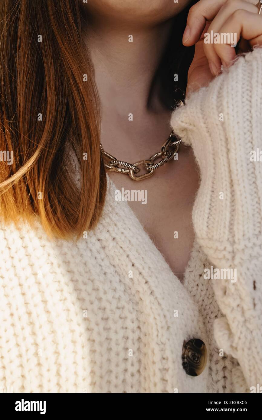 Gold jewellery model female hi-res stock photography and images - Alamy