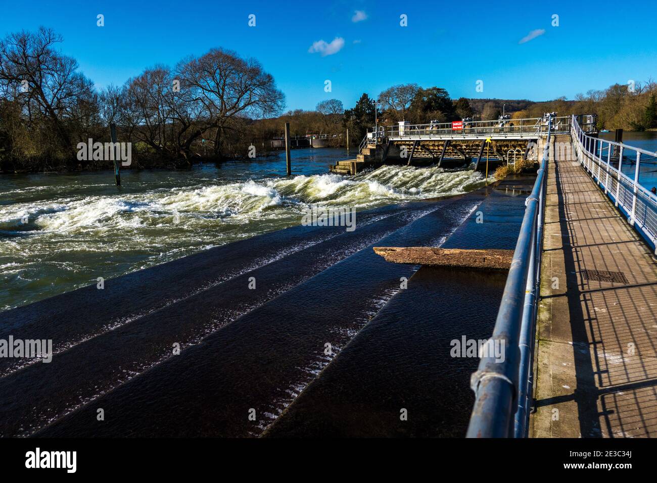 Weir, Hambleden Lock walkway and Weir, River Thames, Berkshire, England ...