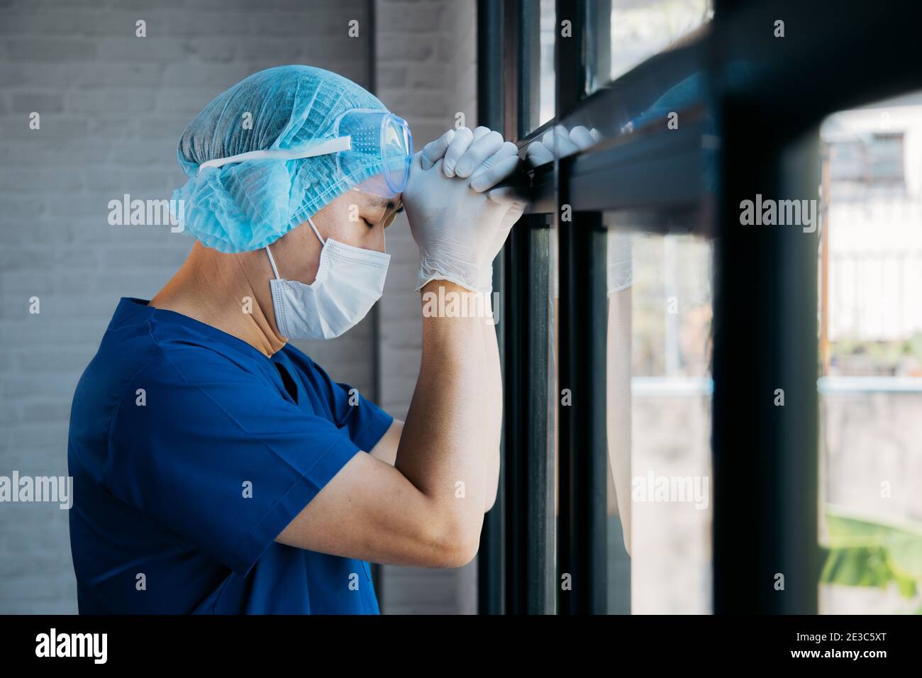 Exhausted nurse hi-res stock photography and images - Alamy
