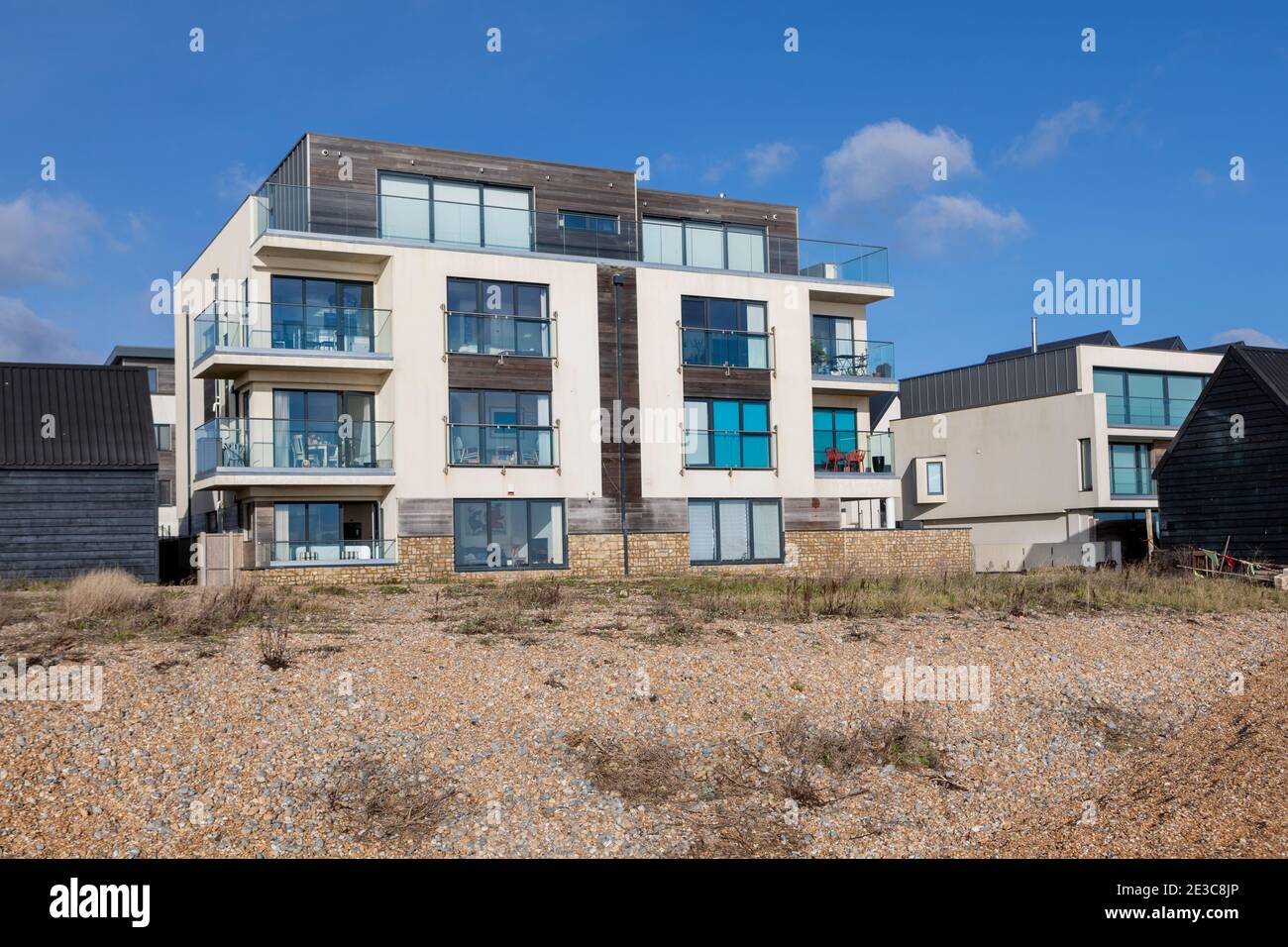 Modern beach house hi-res stock photography and images - Alamy