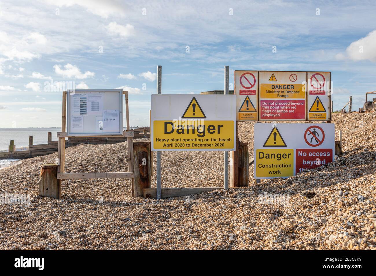 Mod ministry defence warning sign hi-res stock photography and images ...
