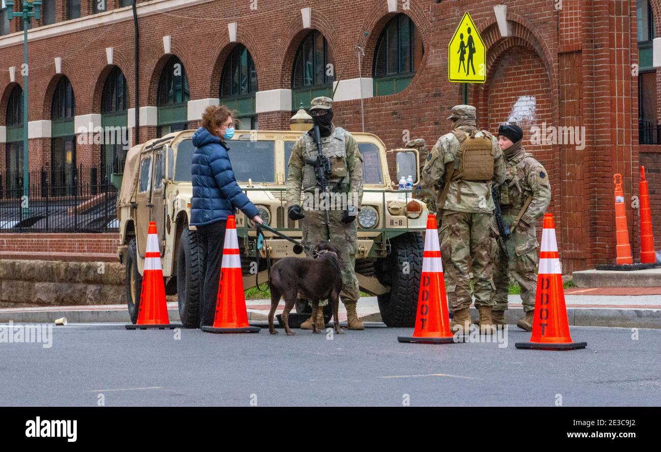 Soldiers manning checkpoint hi-res stock photography and images - Alamy