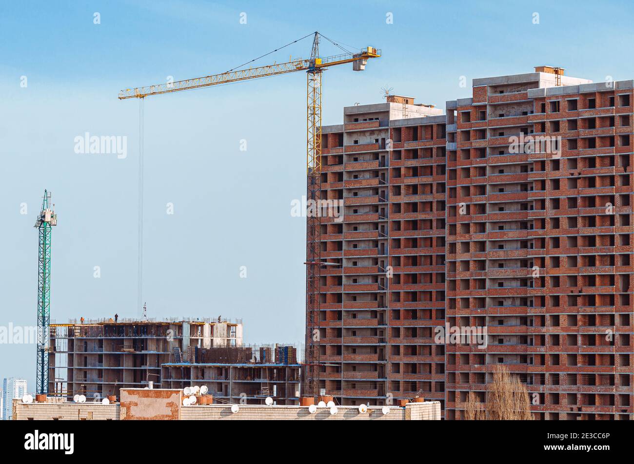 Red brick high rise building hi-res stock photography and images - Alamy