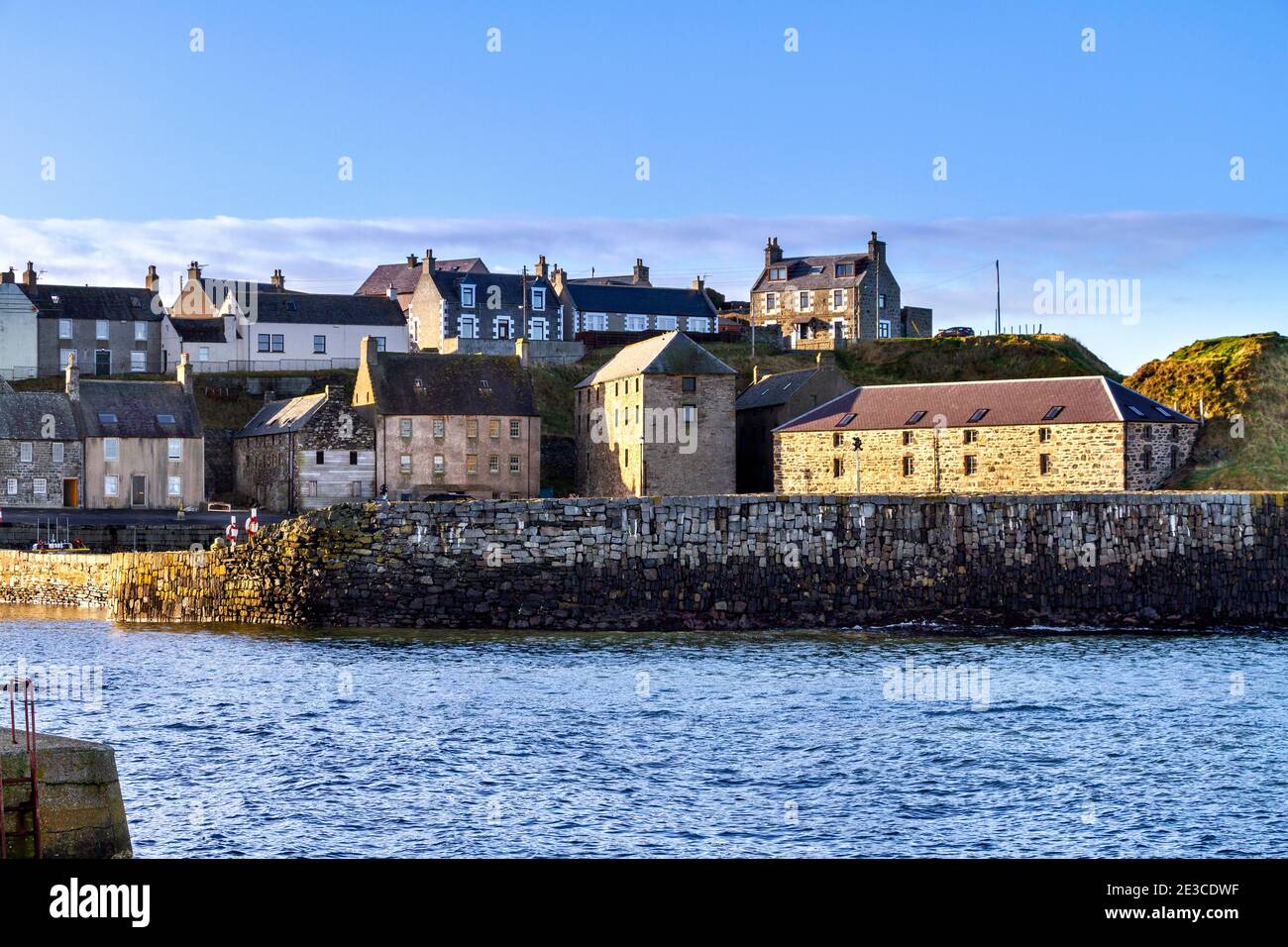 PORTSOY HARBOUR ABERDEENSHIRE SCOTLAND 16th CENTURY HARBOUR WALL OF ...