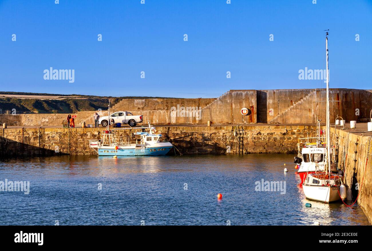 PORTSOY HARBOUR ABERDEENSHIRE SCOTLAND THE 16th CENTURY HARBOUR WALL OF ...