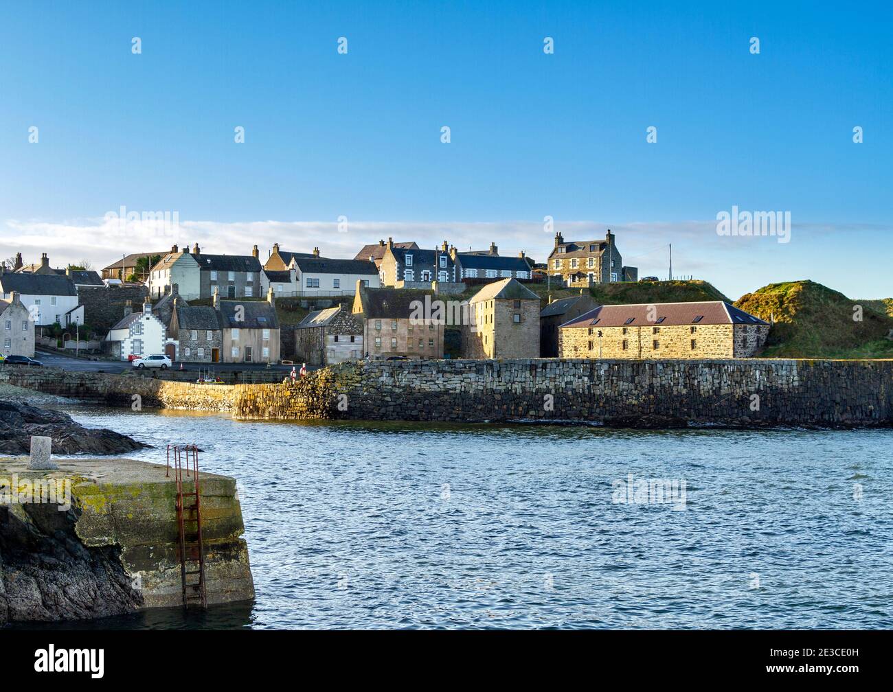 PORTSOY HARBOUR ABERDEENSHIRE SCOTLAND THE 16th CENTURY HARBOUR WALL OF ...