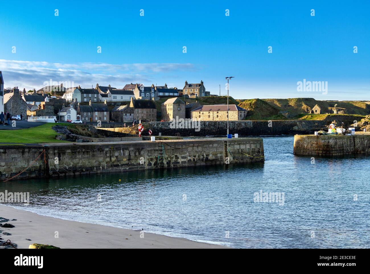 PORTSOY HARBOUR ABERDEENSHIRE SCOTLAND THE 16th CENTURY HARBOUR WALLS ...