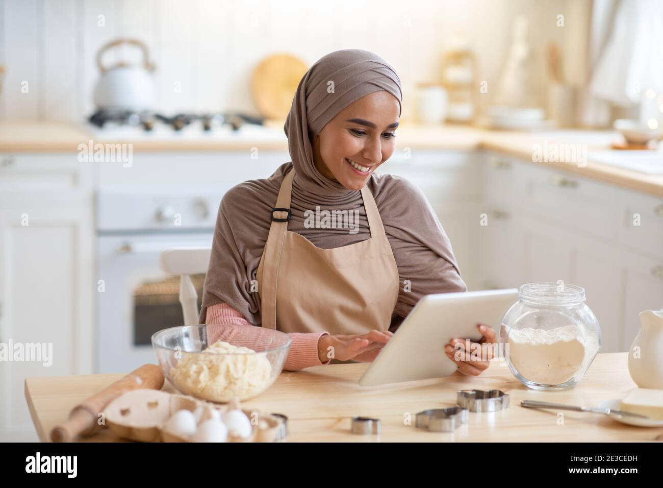 Muslim woman cooking using hi-res stock photography and images - Alamy