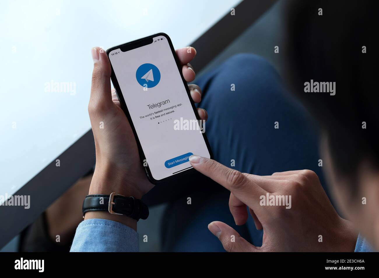 Iphone mockup hand hi-res stock photography and images - Alamy