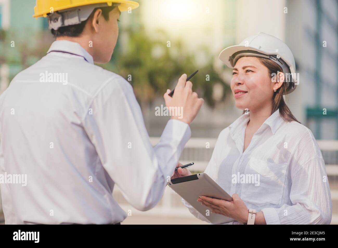 Asian man woman survey hi-res stock photography and images - Alamy