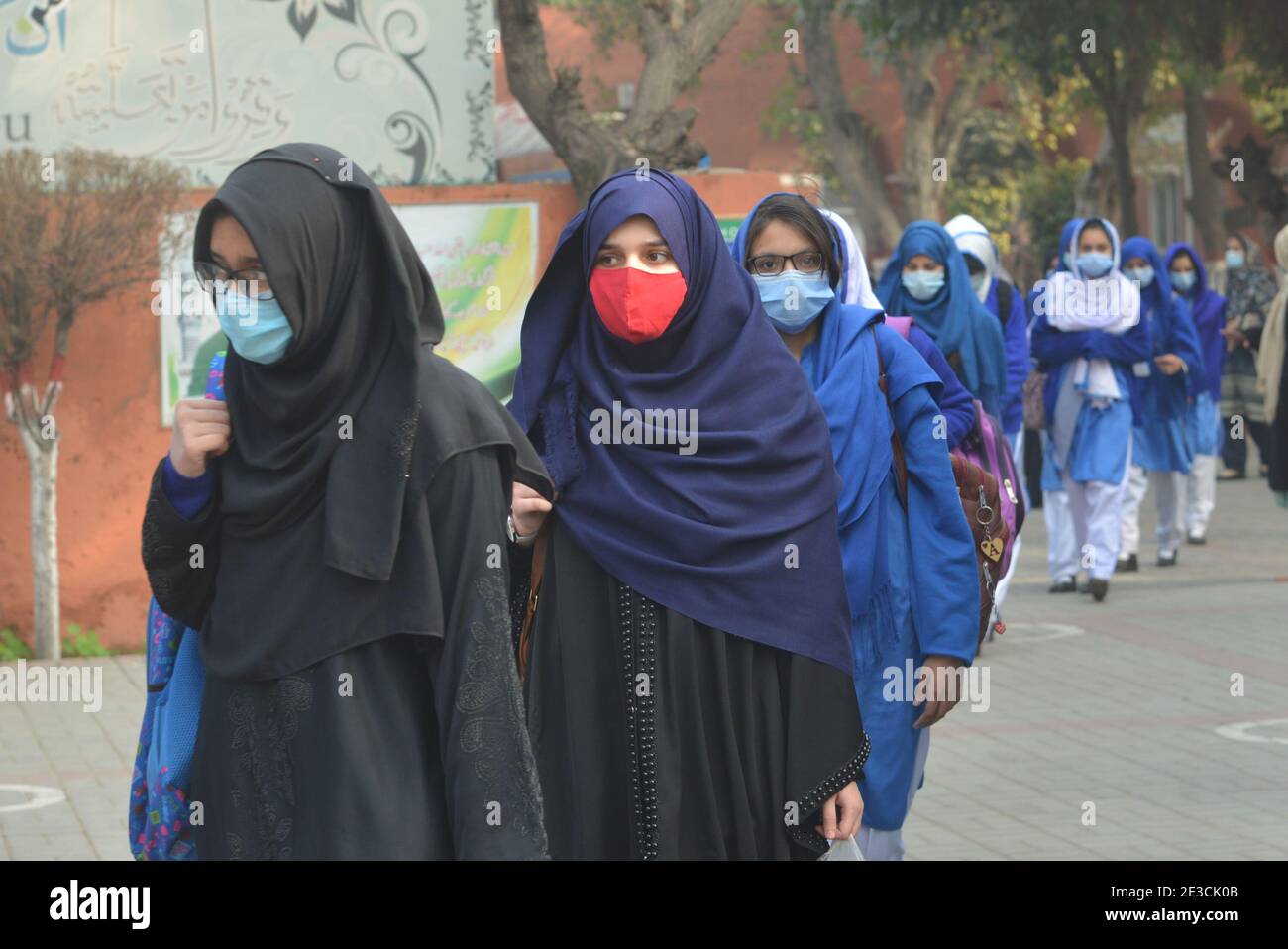 Lahore, Pakistan. 18th Jan, 2021. Pakistani students wearing face masks ...